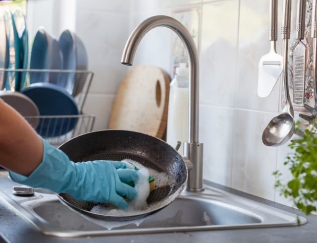 Nem tudja, hogyan távolítsa el a szénlerakódásokat az edényekről ...