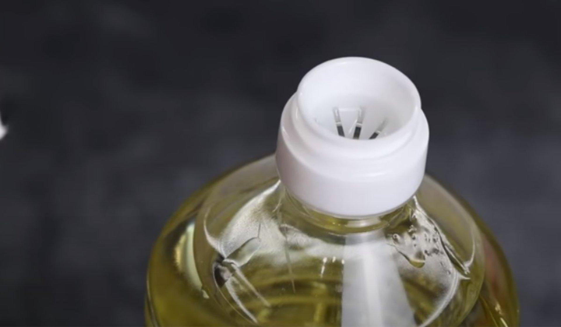 Az okos emberek ismerik a trükköt egy vattakoronggal és egy üveg ...