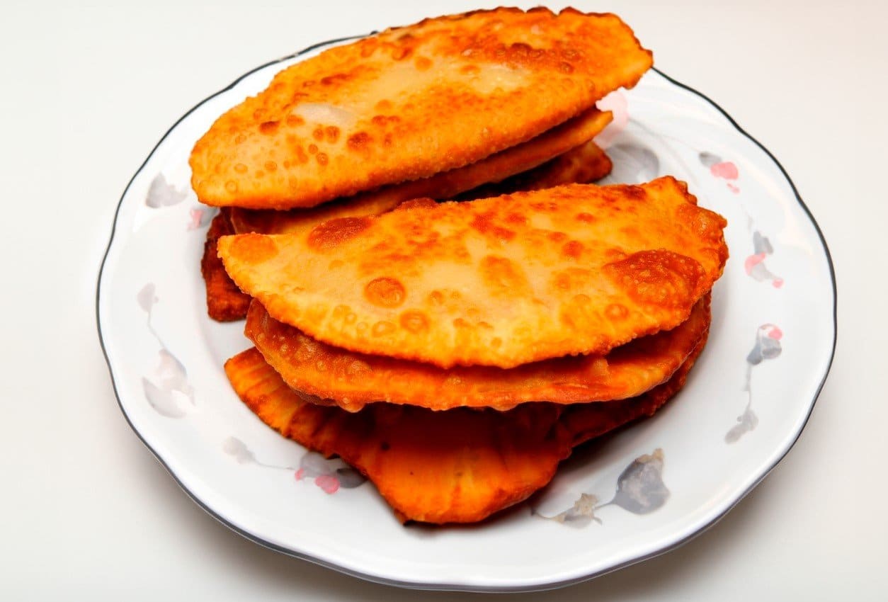 Ez a cheburek íze sokáig emlékezetes marad: hogyan készítsünk darált ...